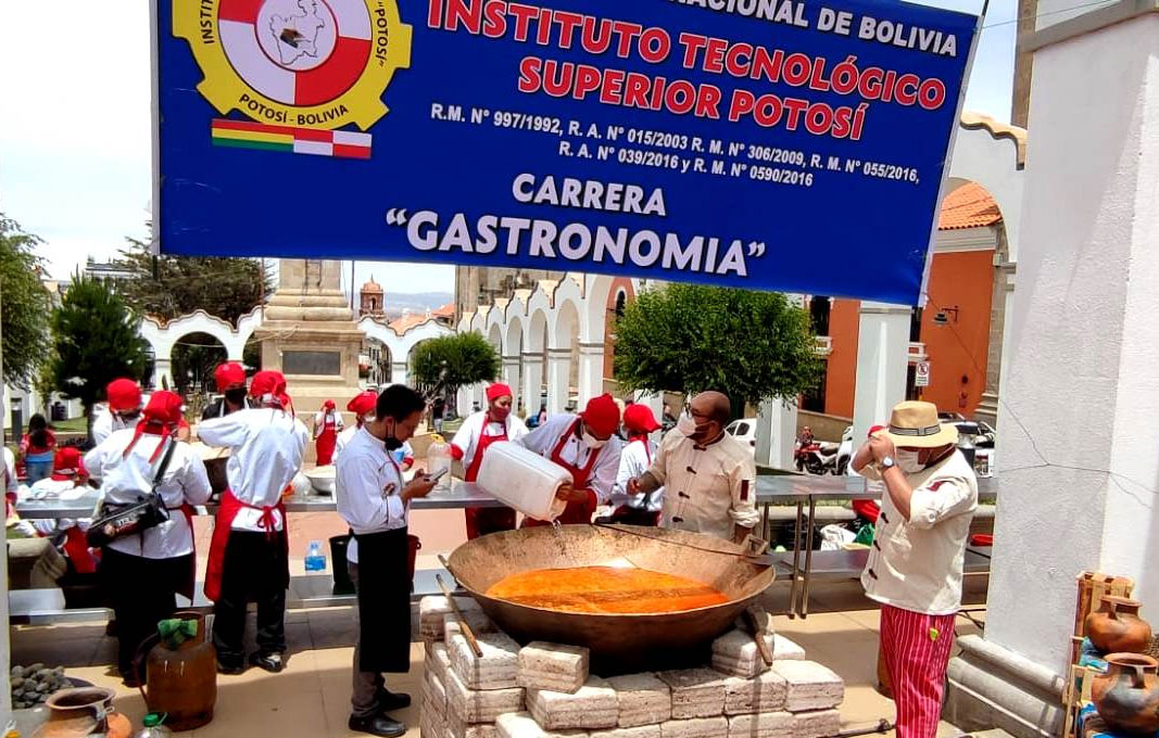 T Informas Bolivia | Estudiantes de Potosí preparan el plato más grande ...